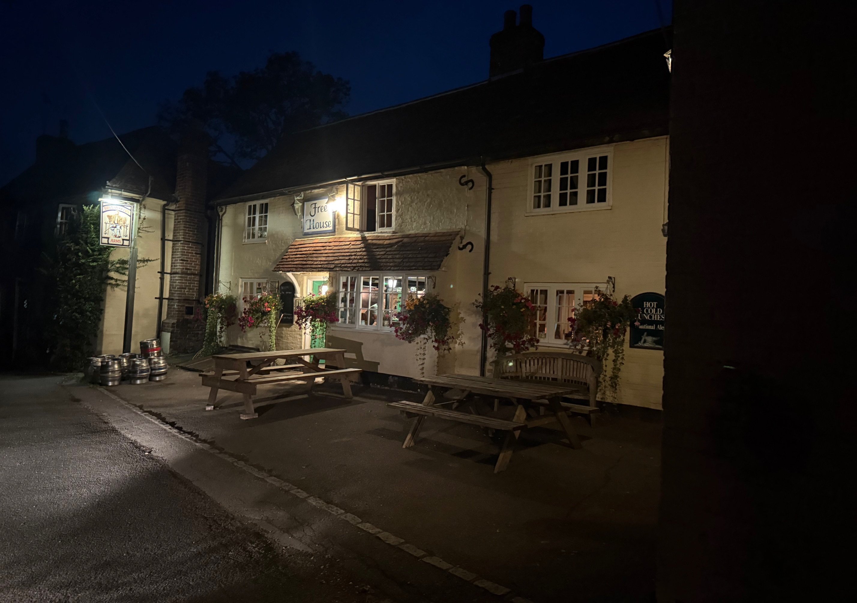 WATCH: Paranormal investigators in Hampshire pub capture 'fairy' on ...